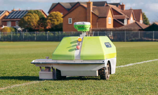 Solutions pour terrains de sport et complexes - Ben Robot's - Robot ...